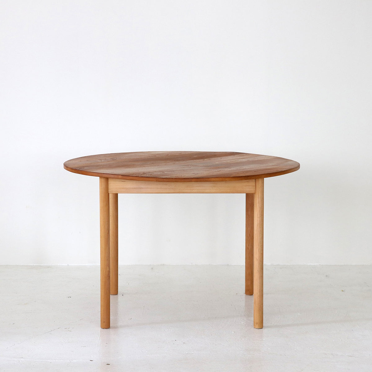 Round dining table / Ercol – FILM